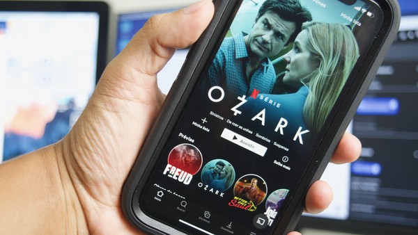 Como baixar filme da Netflix para assistir offline no celular e PC