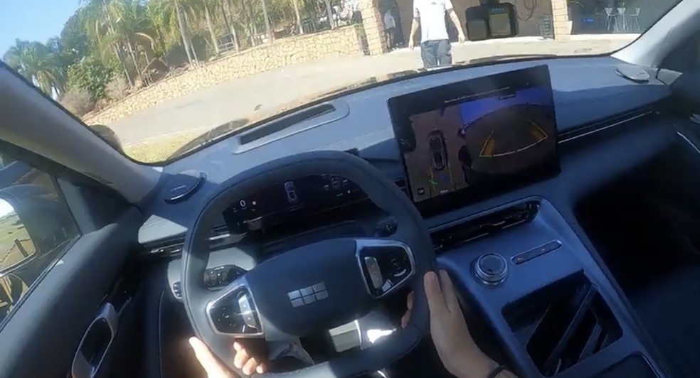 Geely EX5: testamos o carro que faz massagem e pode ser controlado por voz