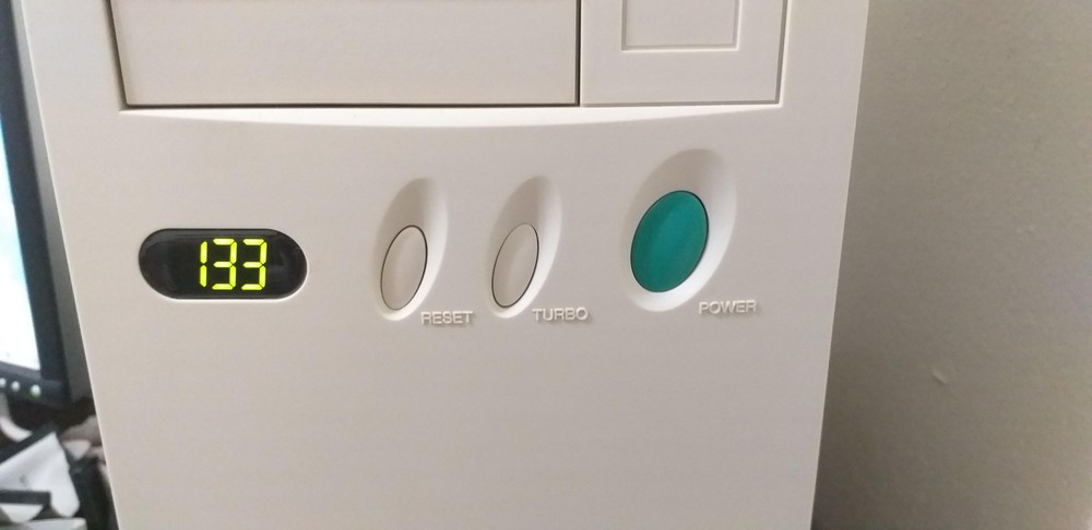 O que era o botão Turbo do seu PC — e por que ele te enganava
