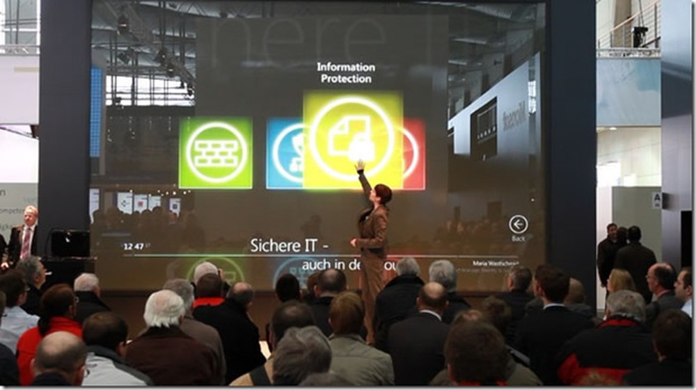 Microsoft usa telão touchscreen de 234 polegadas em apresentação na ...