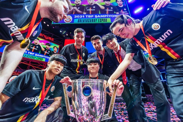 League of Legends e futebol: veja 10 times com line-ups de LOL pelo mundo