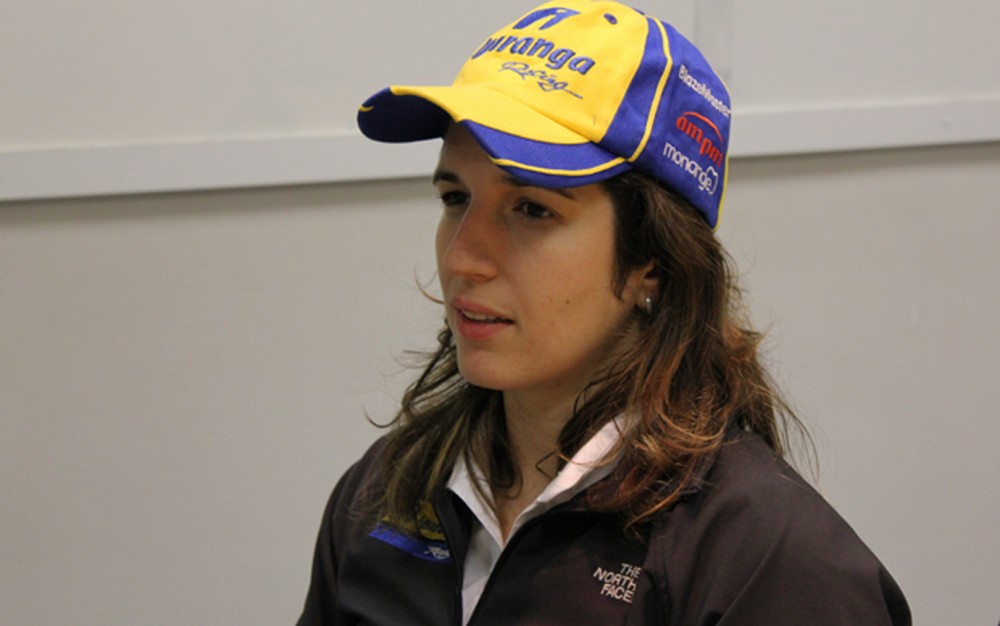 Bia Figueiredo testa os games Shift 2 e DiRT 3