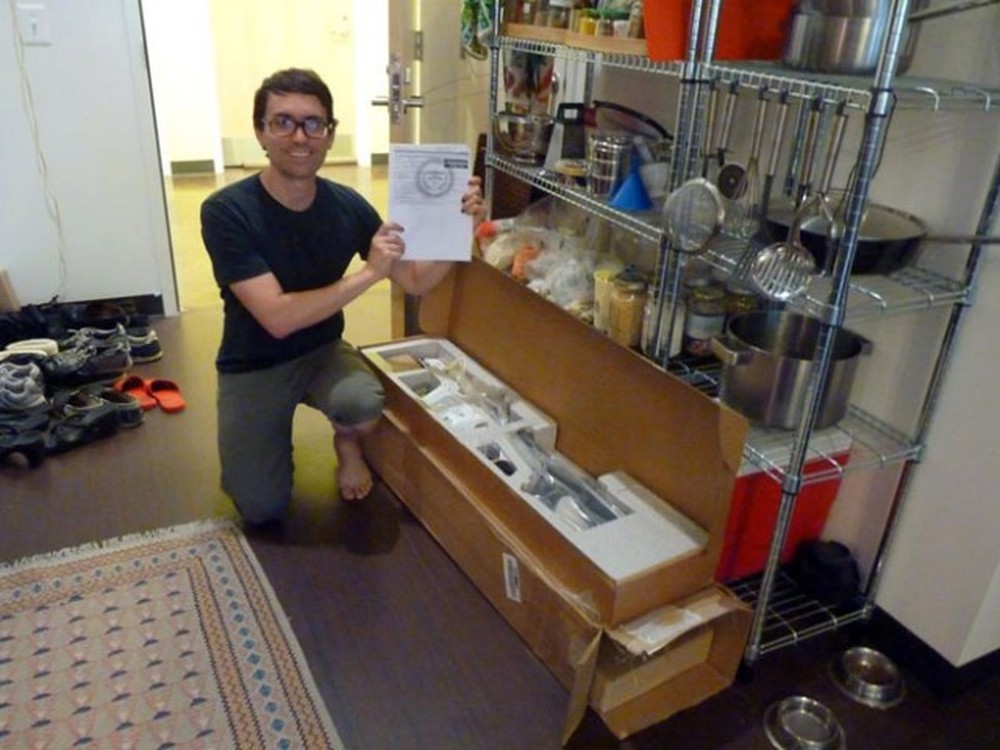 Homem compra TV em site e recebe um rifle