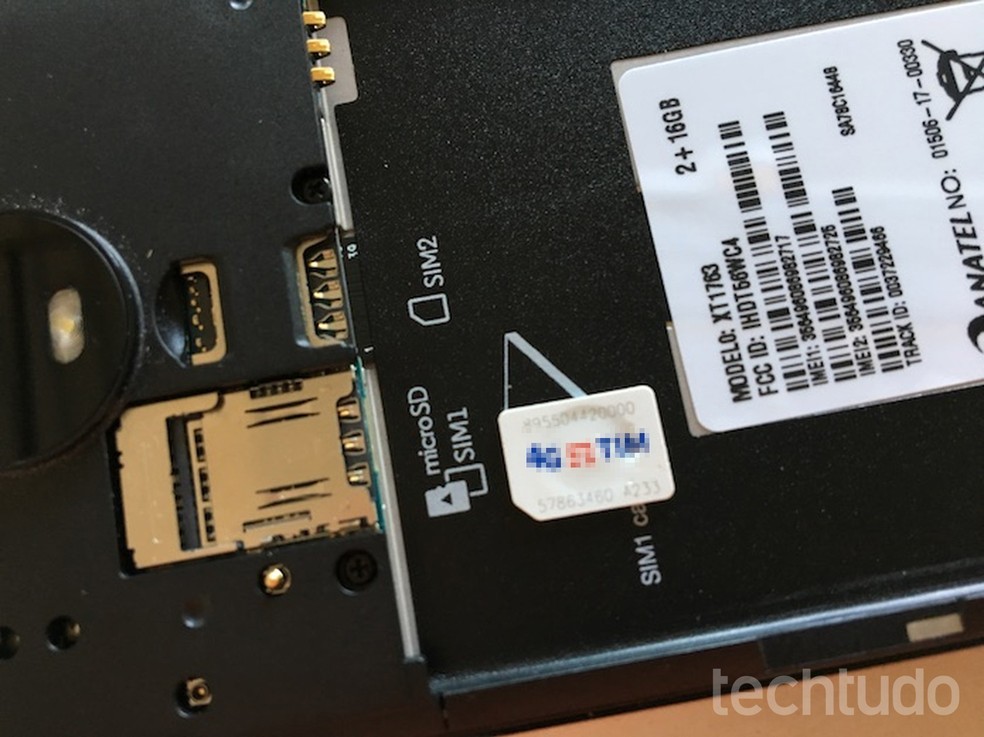 Como colocar ou remover um chip SIM no Moto E4