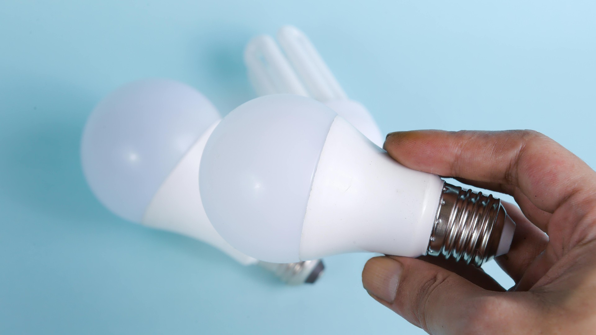 Lâmpada com sensor de presença: 5 opções com preços que valem a pena