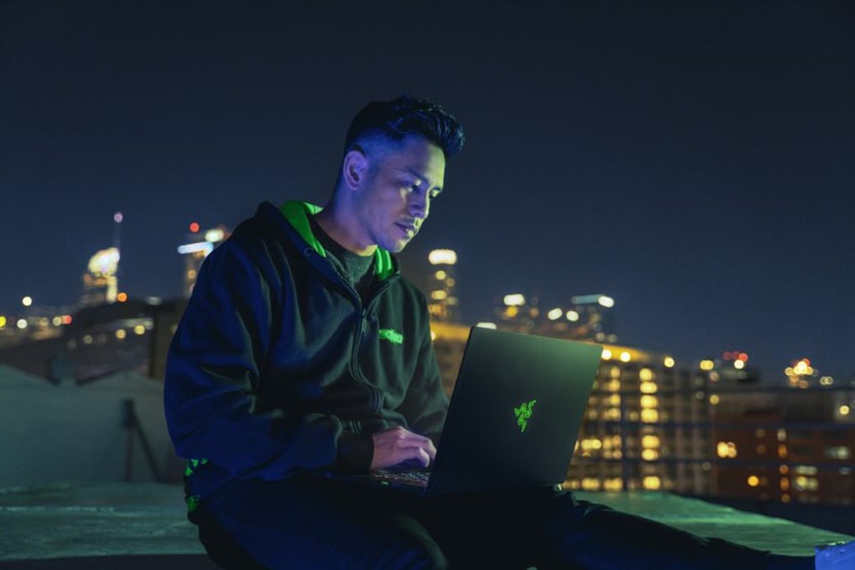 Razer lança notebook gamer com display OLED de 240 Hz