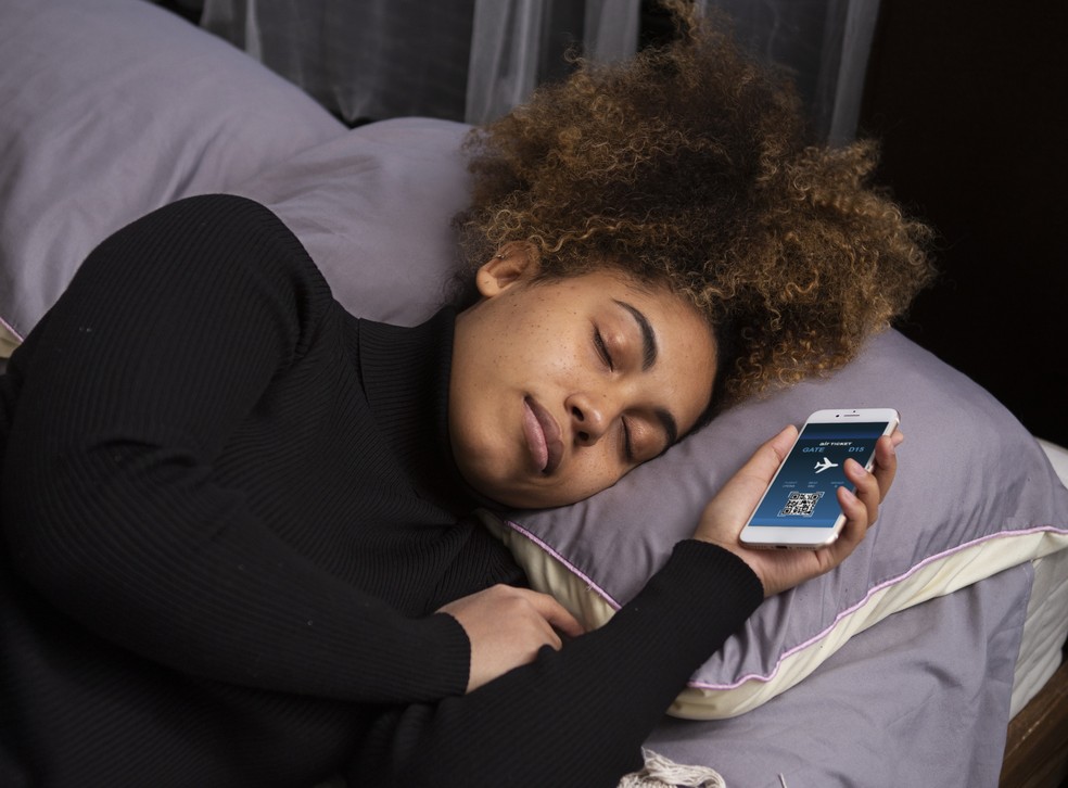 Dormir com o celular do lado da cabeça é perigoso? Veja a verdade