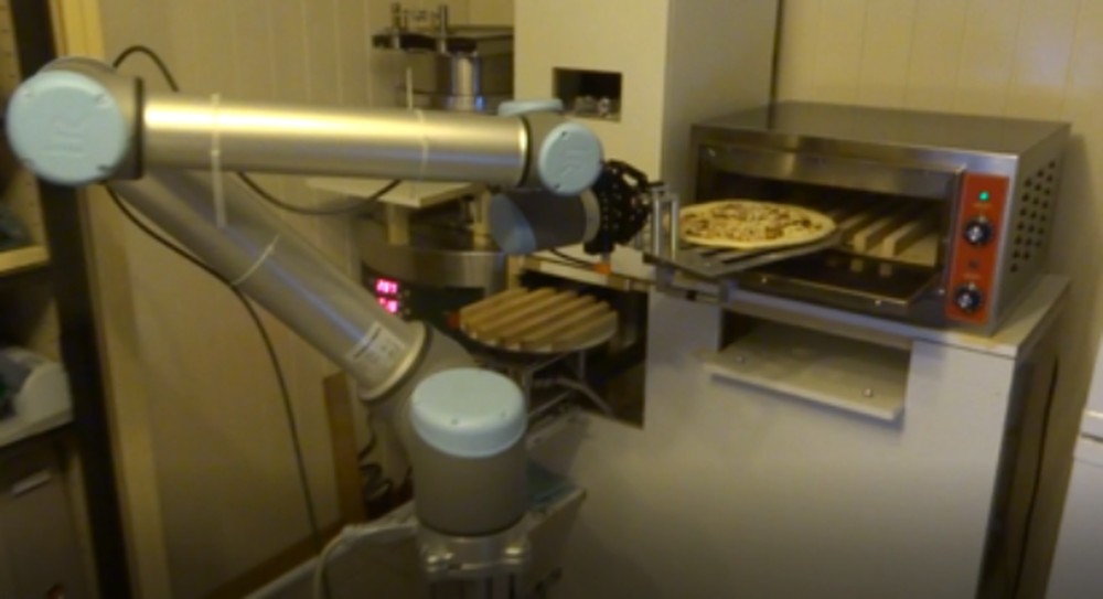 Pazzi é um robô de três braços que promete fazer pizzas em cinco minutos