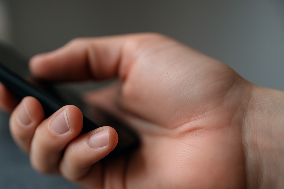 Dedo mindinho de smartphone? Celular pode estar deixando sua mão torta