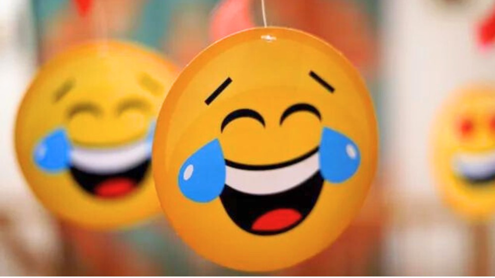 Você ri com 'kkk', 'rs', 'lol' ou '💀'? Sua risada online revela sua idade