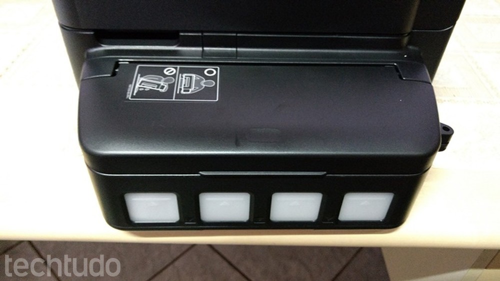 Epson L375: como recarregar o tanque de tinta da impressora