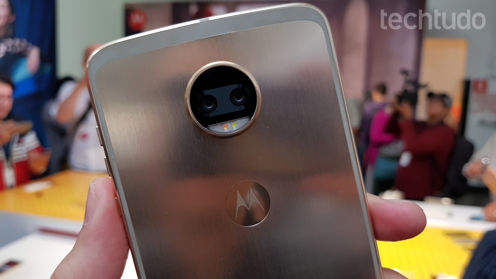 Moto Z2 Force tem câmera dupla e acessório para fotos em 360 graus