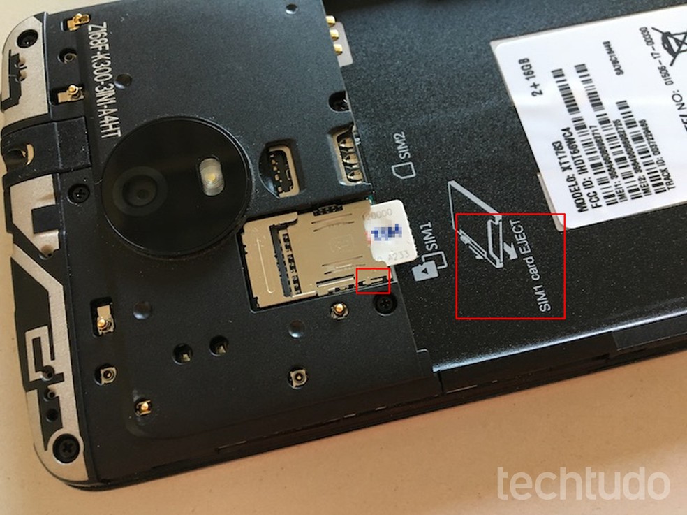 Como colocar ou remover um chip SIM no Moto E4