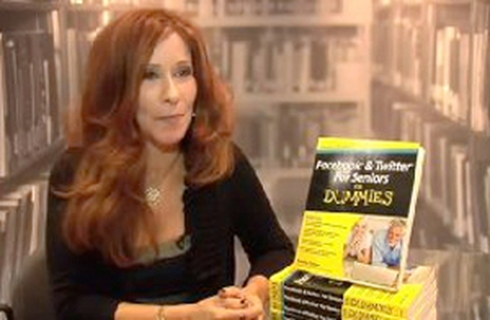 Mulher escreve livro ensinando redes sociais para "leigos"