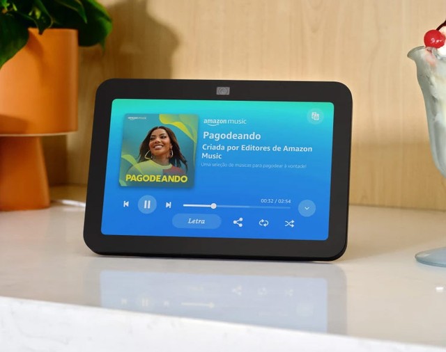 Echo Show 8 (3ª geração) é bom? Veja preço e detalhes da nova Alexa