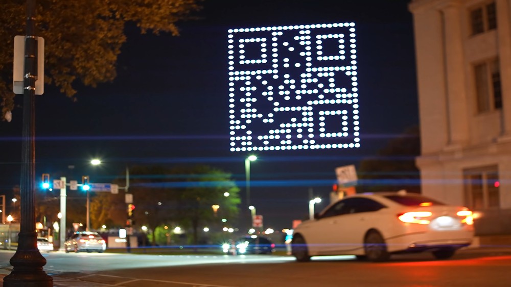 300 drones formam QR Code gigante em pegadinha de 1º de abril; veja