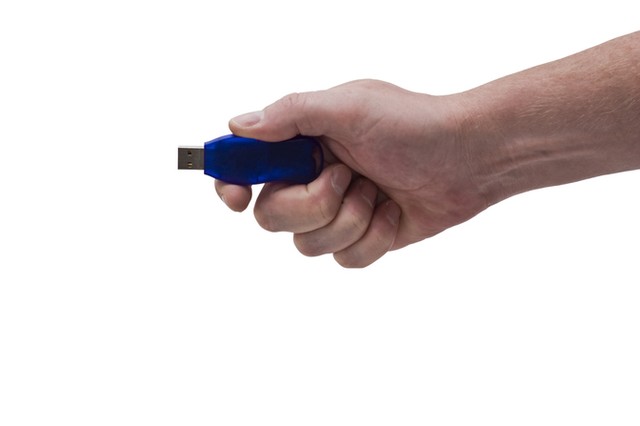 Como recuperar um pendrive corrompido?