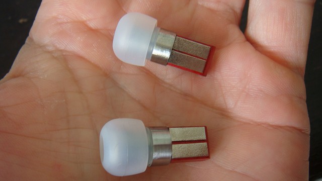 Fone sem fio impressiona pelo tamanho e comandos pela boca