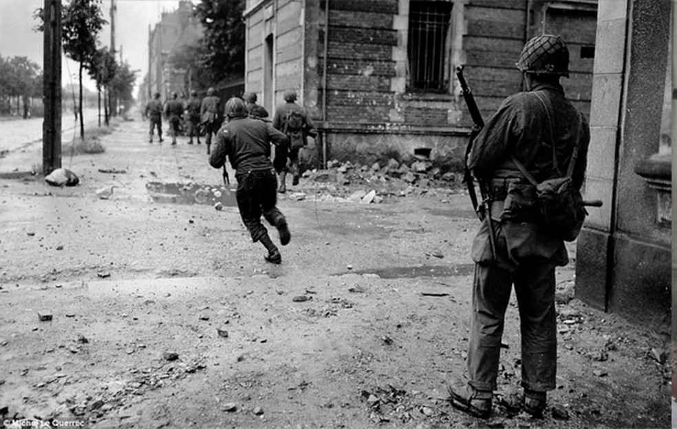 Fotos de soldados da Segunda Guerra são misturadas a paisagens atuais