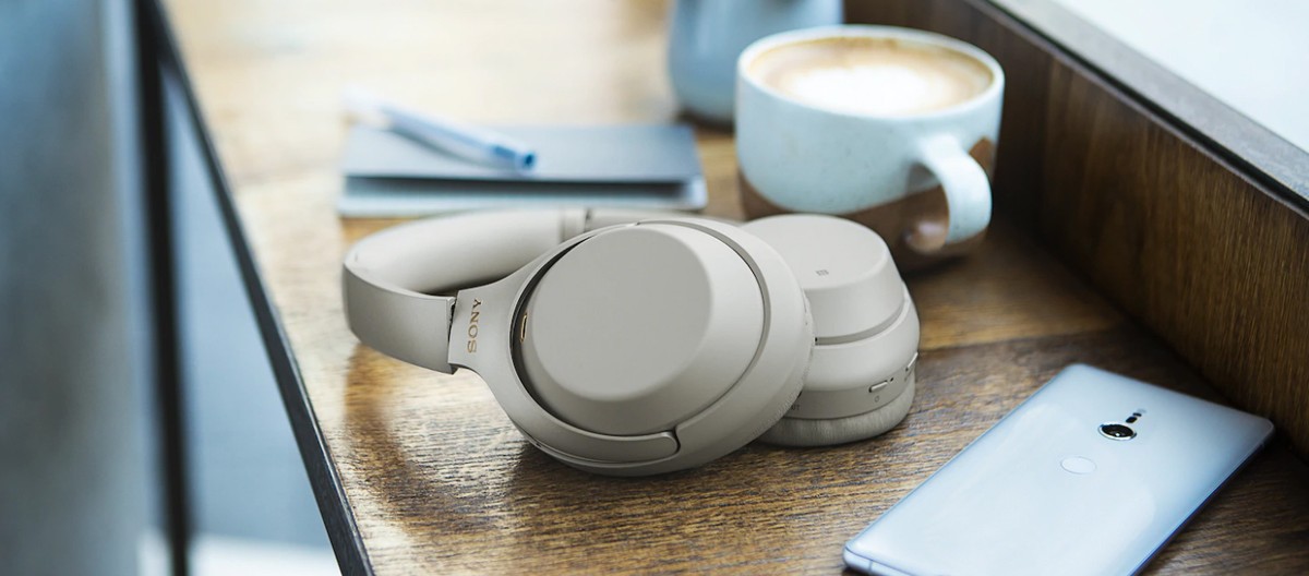 Fones premium da Sony ganham integração com Google Assistente e Alexa