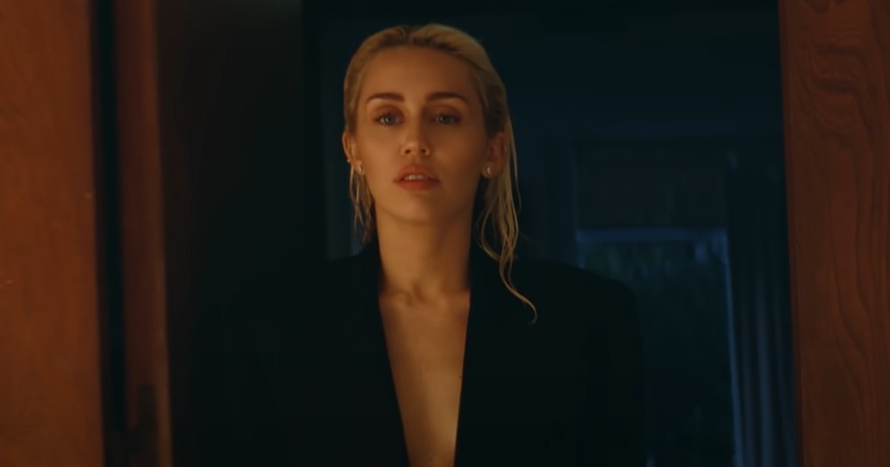 Flowers: como ver letra e tradução da música nova de Miley Cyrus