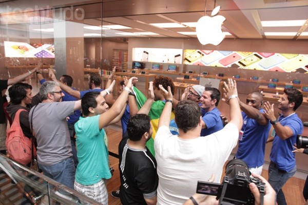 Inauguração da primeira Apple Store no Brasil é marcada por longa fila