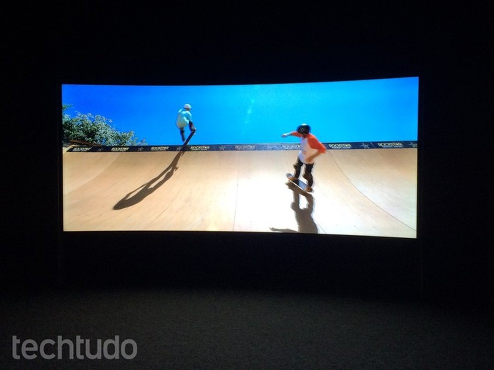 Testamos a TV curva 4K de 105 polegadas que custa meio milhão de reais
