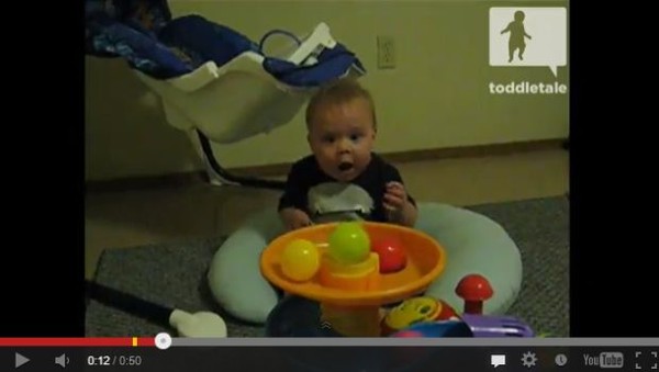 Vídeo do YouTube mostra bebê completamente impressionado com seu brinquedo