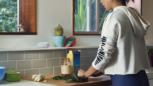 Amazon Echo Dot ganha nova versão com relógio no Brasil; veja preço