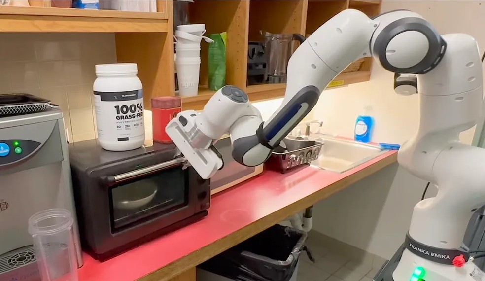 Robô que faz trabalhos domésticos é treinado via iPhone; veja o vídeo