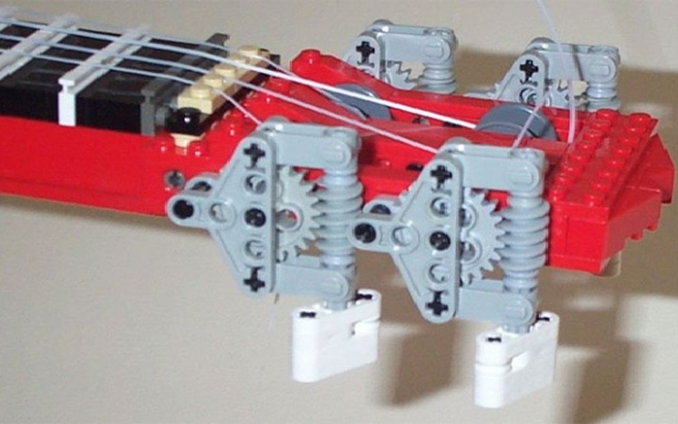 Uma guitarra havaiana feita de LEGO