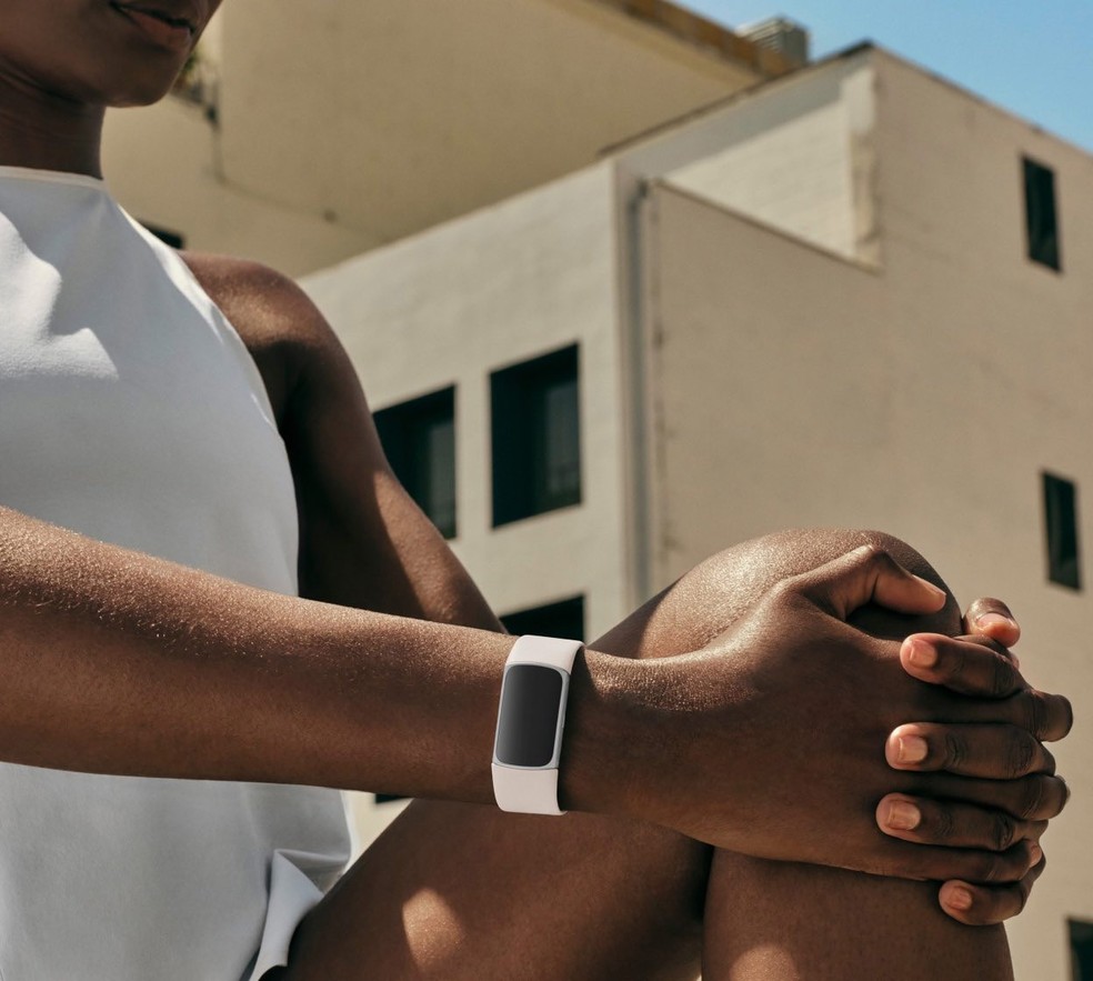 Fitbit Charge 6 é boa? Veja preço e ficha técnica da smartband do Google