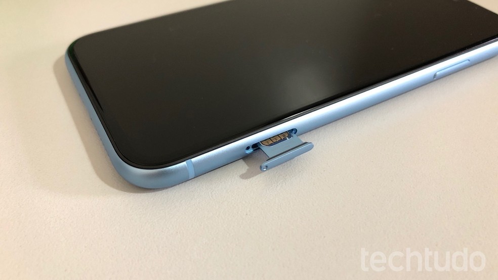 iPhone XR: como colocar chip do tipo nano SIM