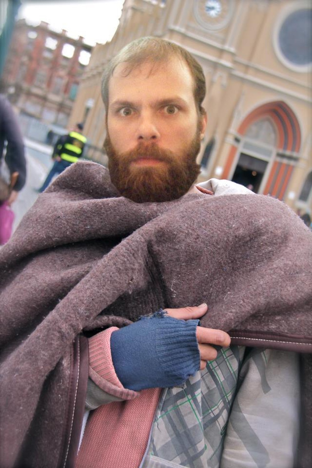 Foto de mendigo galã bomba no Facebook; entenda o meme