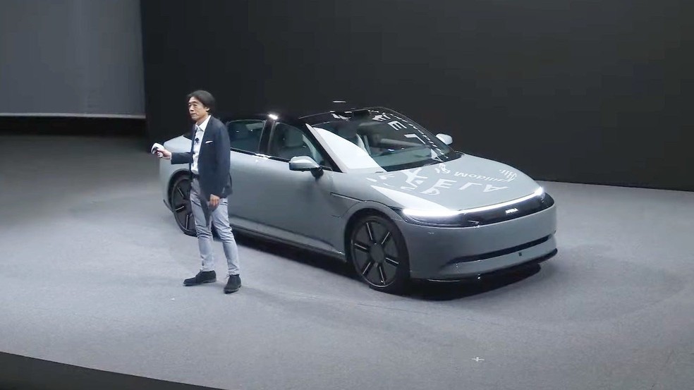 Sony utiliza controle de PS5 para dirigir carro na CES 2024; veja modelo