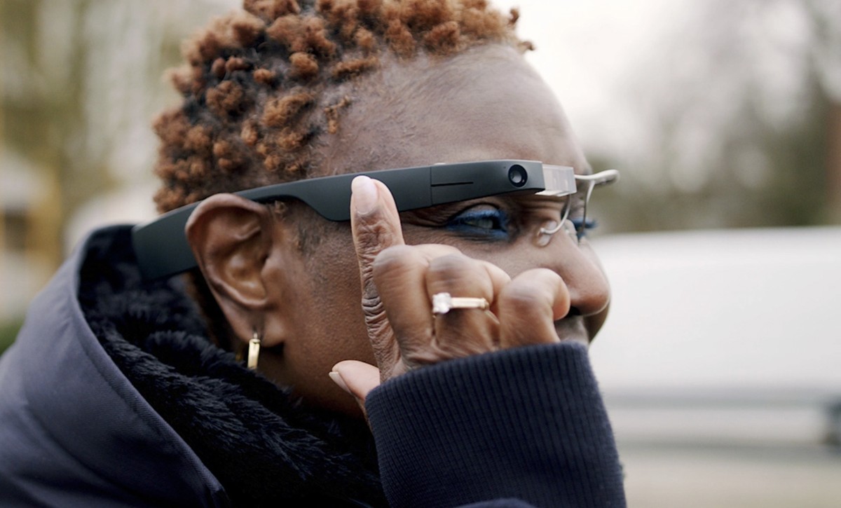 Óculos ajudam pessoas cegas a reconhecer rostos e entender placas