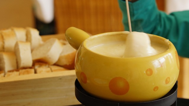 Fondue elétrico e mais itens para surpreender no Dia dos Namorados