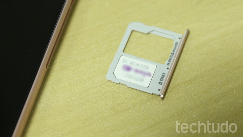 Como colocar o chip no Galaxy A7 2016