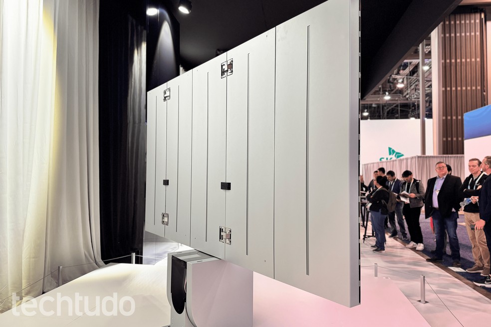 Conheça a TV dobrável de 137 polegadas que custa quase R$ 1 milhão ...