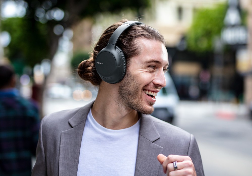 Sony lança fones com cancelamento de ruído e graves potentes no Brasil