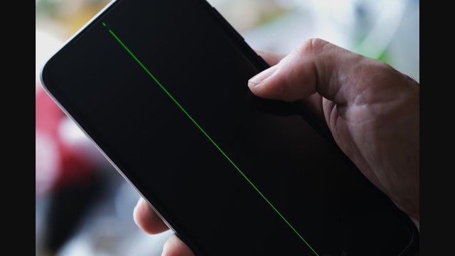 Linha verde na tela do celular? Veja o que pode ser e como resolver