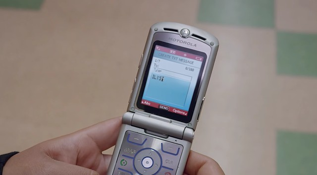 Motorola V3: relembre o celular de sucesso dos anos 2000