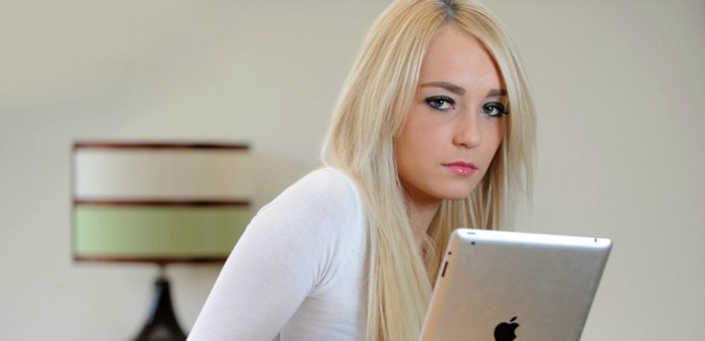 Britânica de 20 anos tem fotos roubadas e vira até maria-chuteira na web