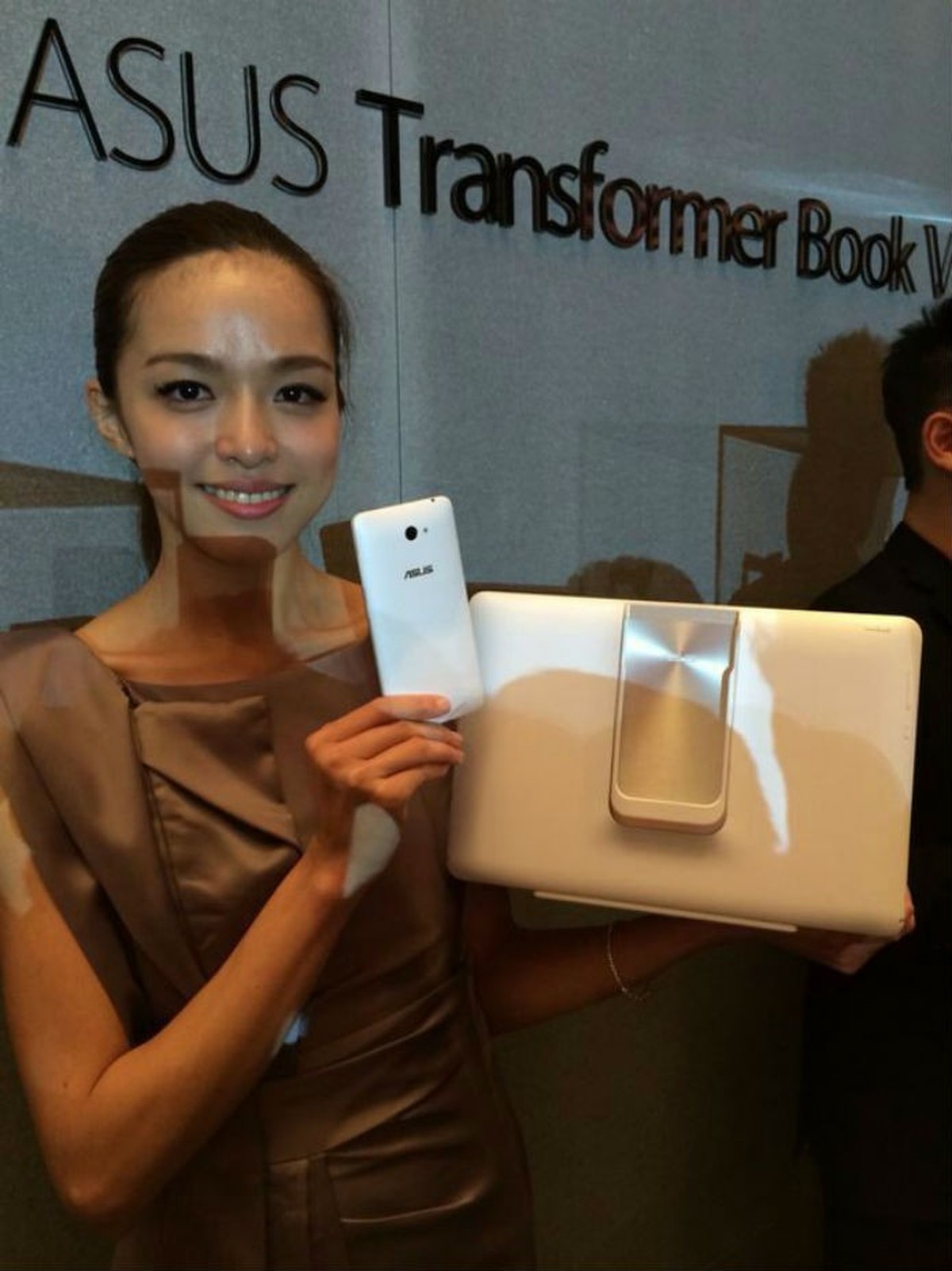 Asus lança Transformer Book V, híbrido 5 em 1 com Android e Windows 8