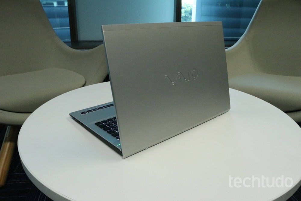 Review notebook Vaio F15: design sofisticado e bom desempenho