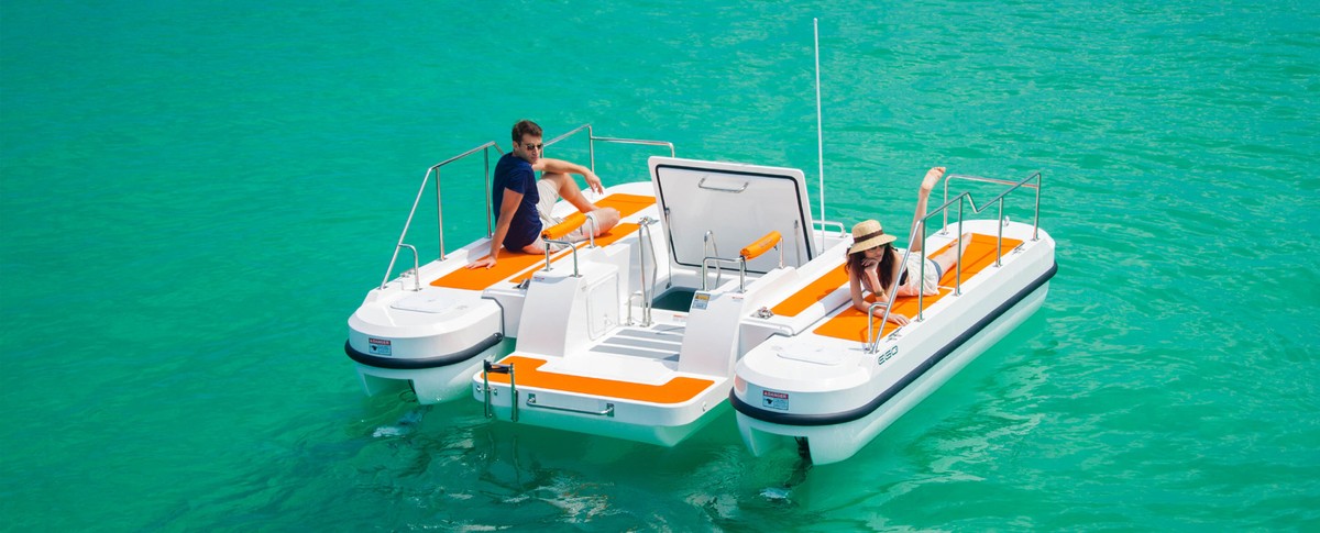 Barco bizarro conta com cabine que permite explorar o fundo do mar