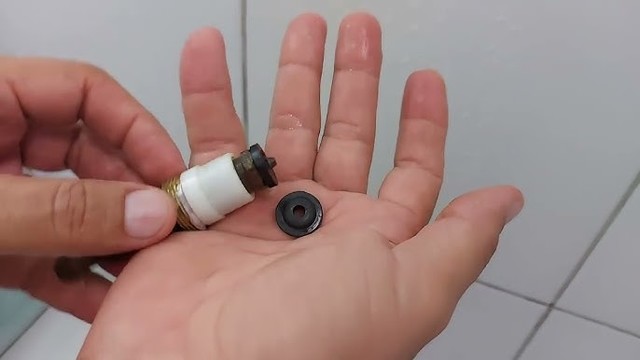 Chuveiro não para de pingar? Vídeo mostra solução; saiba economizar água