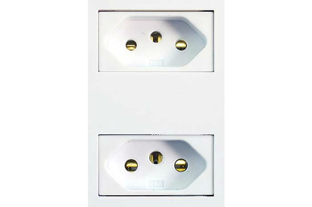 Tomada escura ou derretendo: entenda os riscos para sua casa