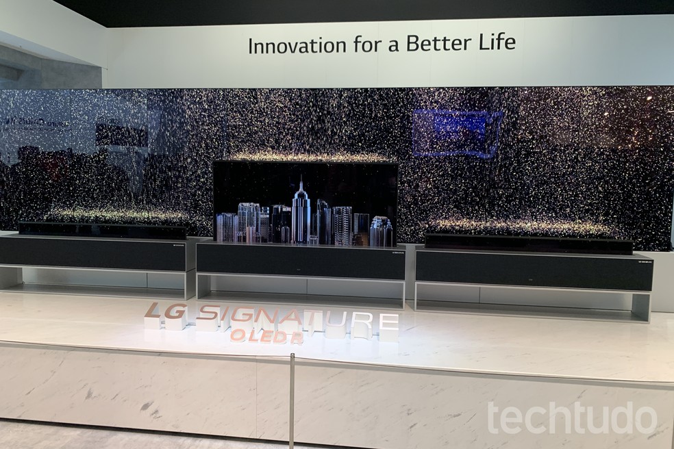 Testamos a LG Signature OLED R, smart TV enrolável que some da sua sala