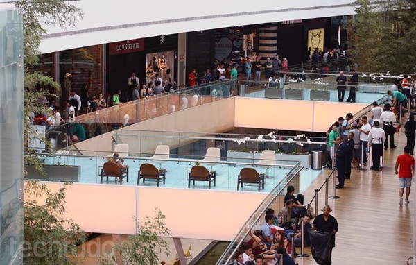 Inauguração da primeira Apple Store no Brasil é marcada por longa fila